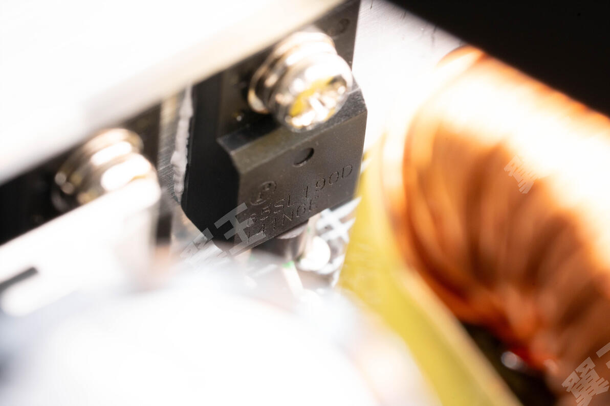 做工用料都挺好，就是性能不达标，艾湃电竞GTR-850M拆解评测 - 哔哩哔哩