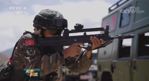 一身皮轨！央视曝光最新95改突击步枪，战术附件随便加！｜轻武专栏 - 哔哩哔哩