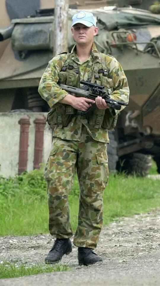 轻武器科普之AUG枪族以及改进型（流量党慎入） - 哔哩哔哩