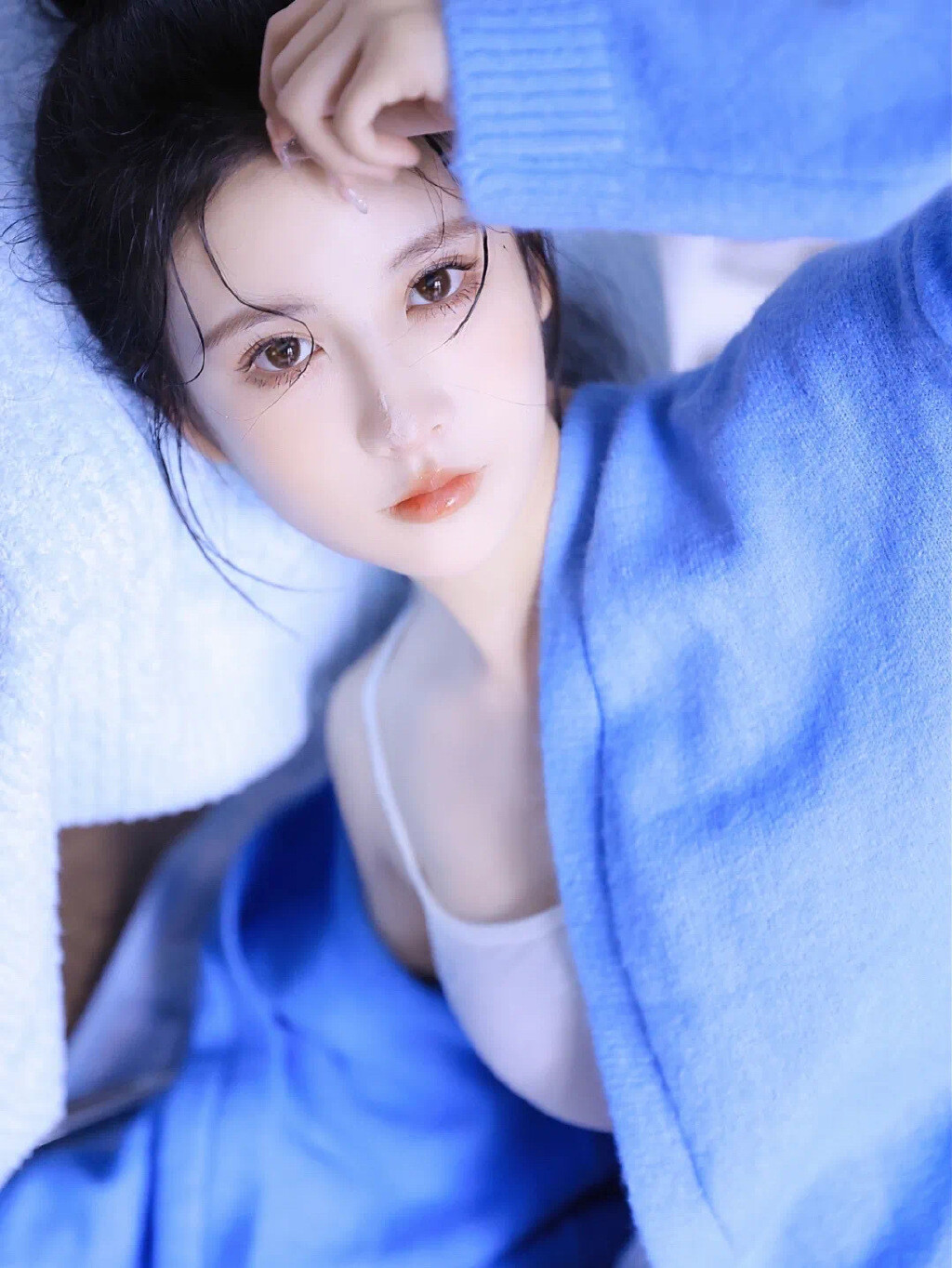 又纯又欲，粉嫩白皙 极品丸子头美少女蓝色毛衣白色短裤 哔哩哔哩 