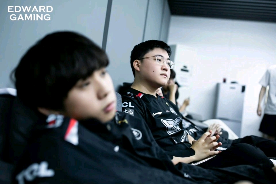 LOL: EDG冒泡赛名额稳了，三条路供EDG选，Uzi直言是最后的机会 - 哔哩哔哩