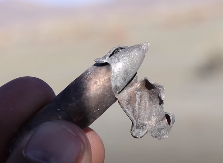 老外真会玩，把一发12.7mm子弹塞进霰弹枪里发射会怎样 - 哔哩哔哩