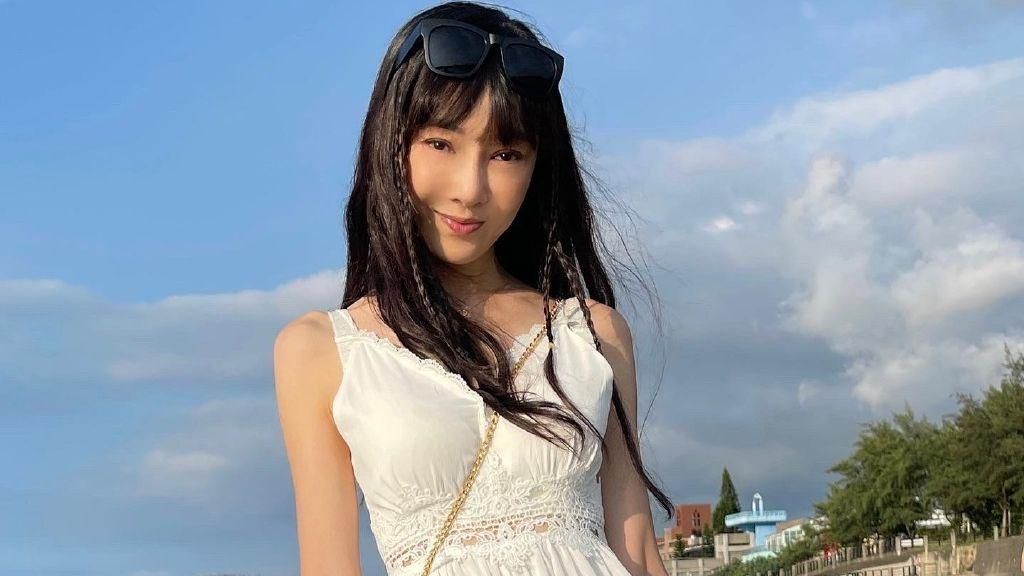 55岁名模胡文英骨瘦如柴，穿比基尼海滩大秀事业线 - 哔哩哔哩