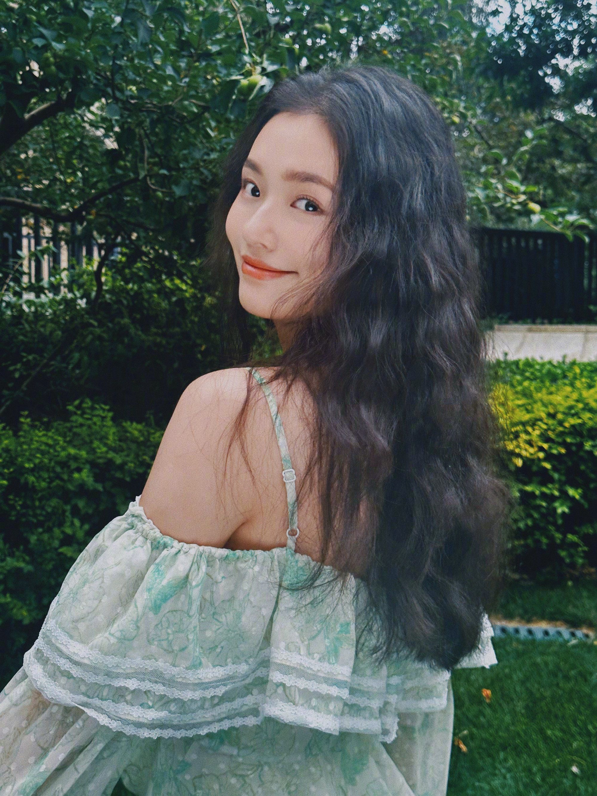 林允绿色吊带连衣裙性感大长腿性感写真 哔哩哔哩