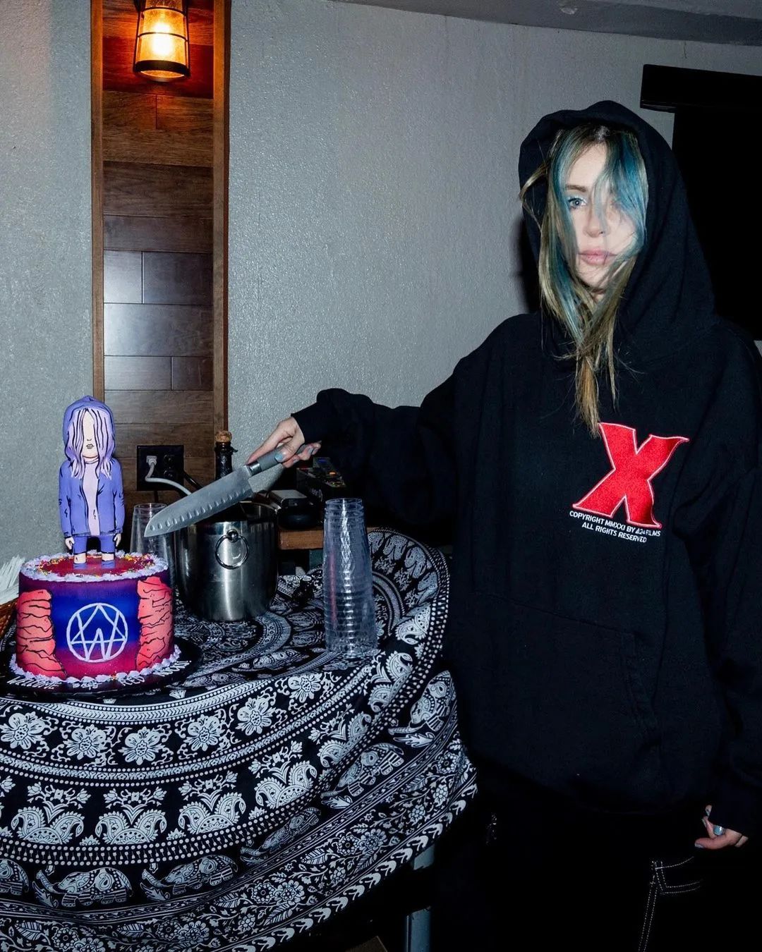 Alison Wonderland小号项目Whyte Fang新专反响热烈，挺孕身霸气完成小号身份舞台首秀 - 哔哩哔哩