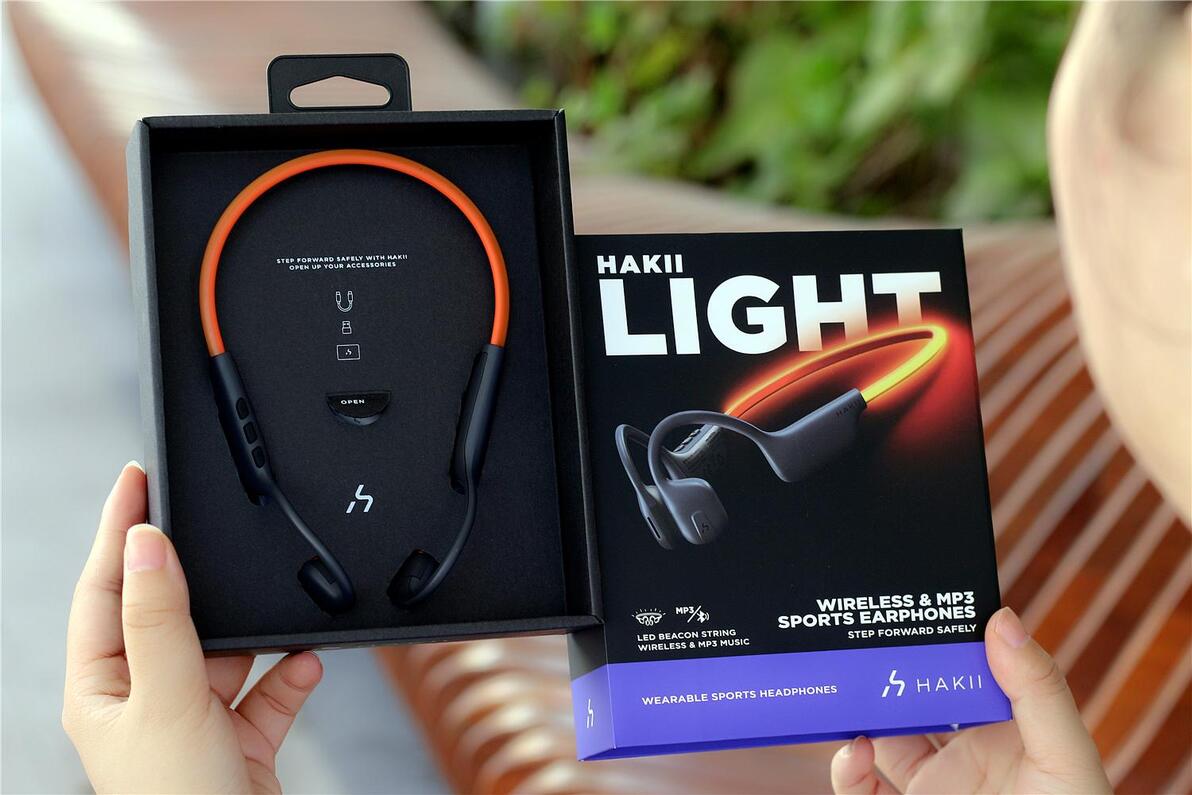 晚上跑步就用Hakii LIGHT蓝牙耳机，开放听歌不入耳 灯束提醒更安全 - 哔哩哔哩