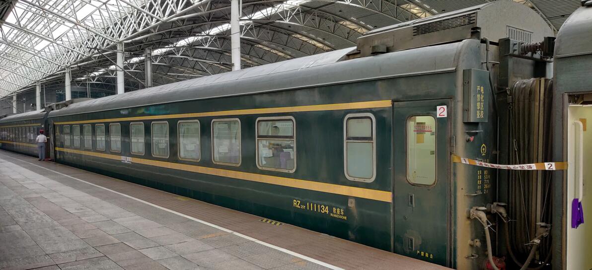 原来有那么多老车可以碾压绿巨人？技术更新？服务降低？国铁25型软座退化史！ - 哔哩哔哩