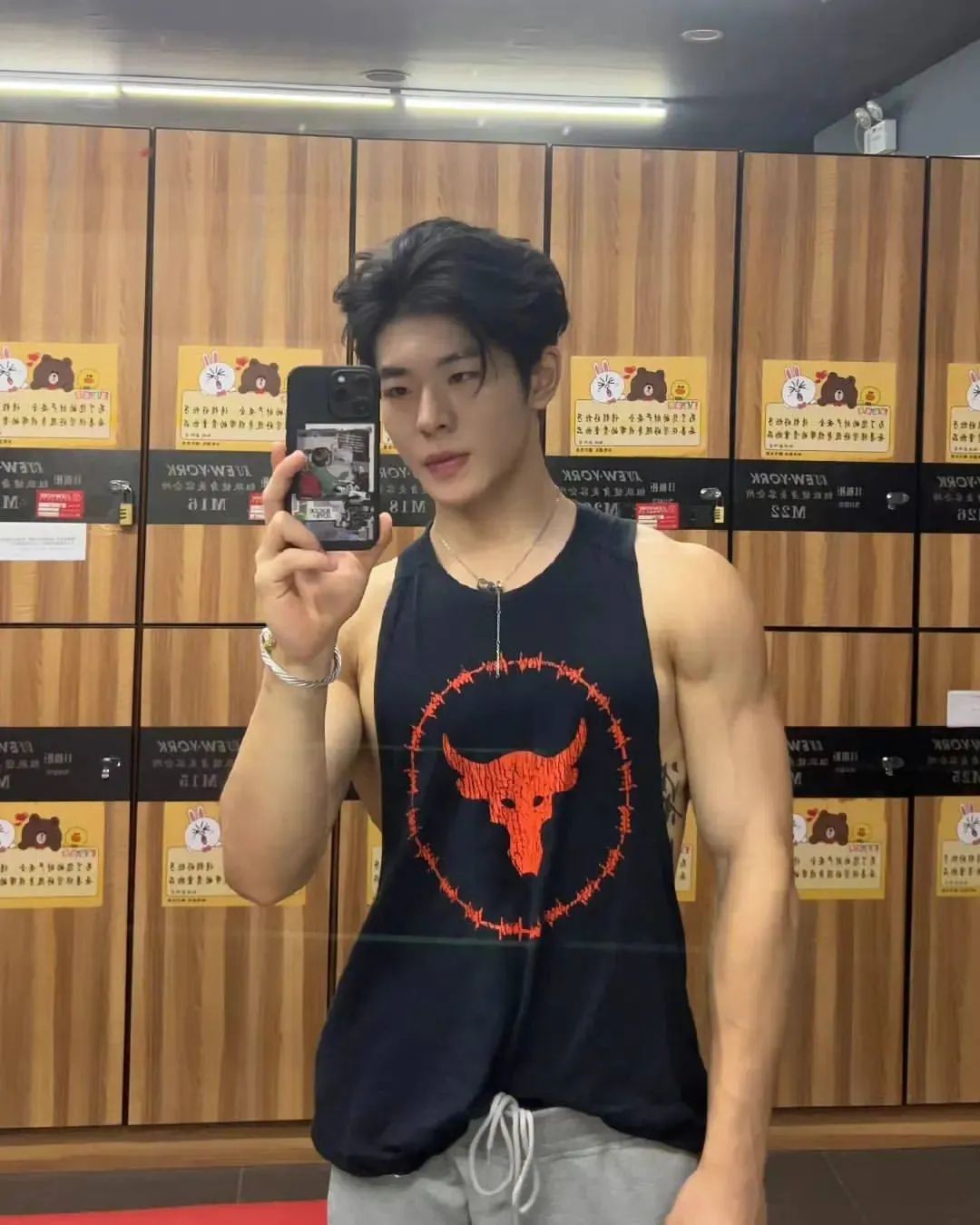 我回来啦!186cm痞帅体育生,不仅颜值高身材也太撩了 哔哩哔哩