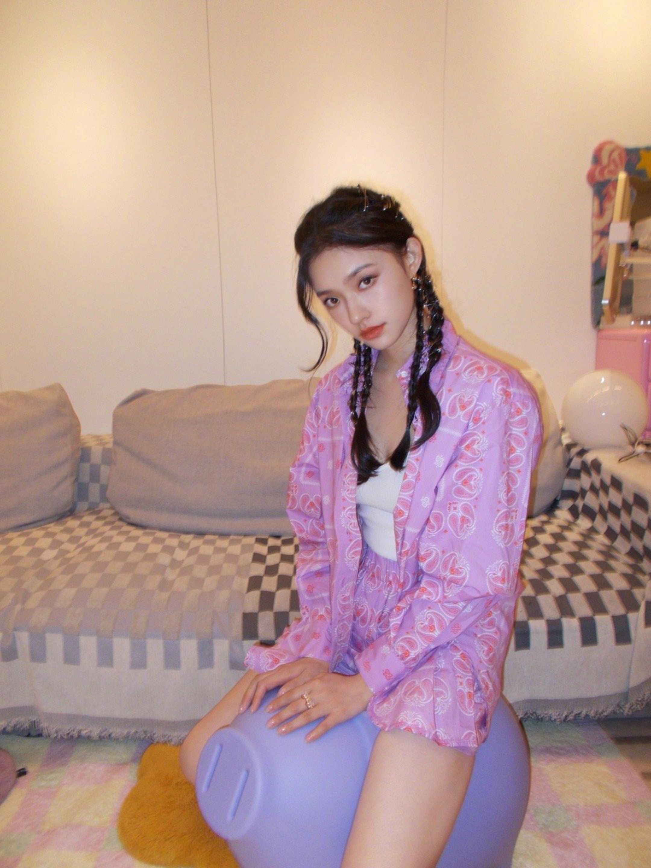 林允粉色短裙大长腿性感写真 哔哩哔哩