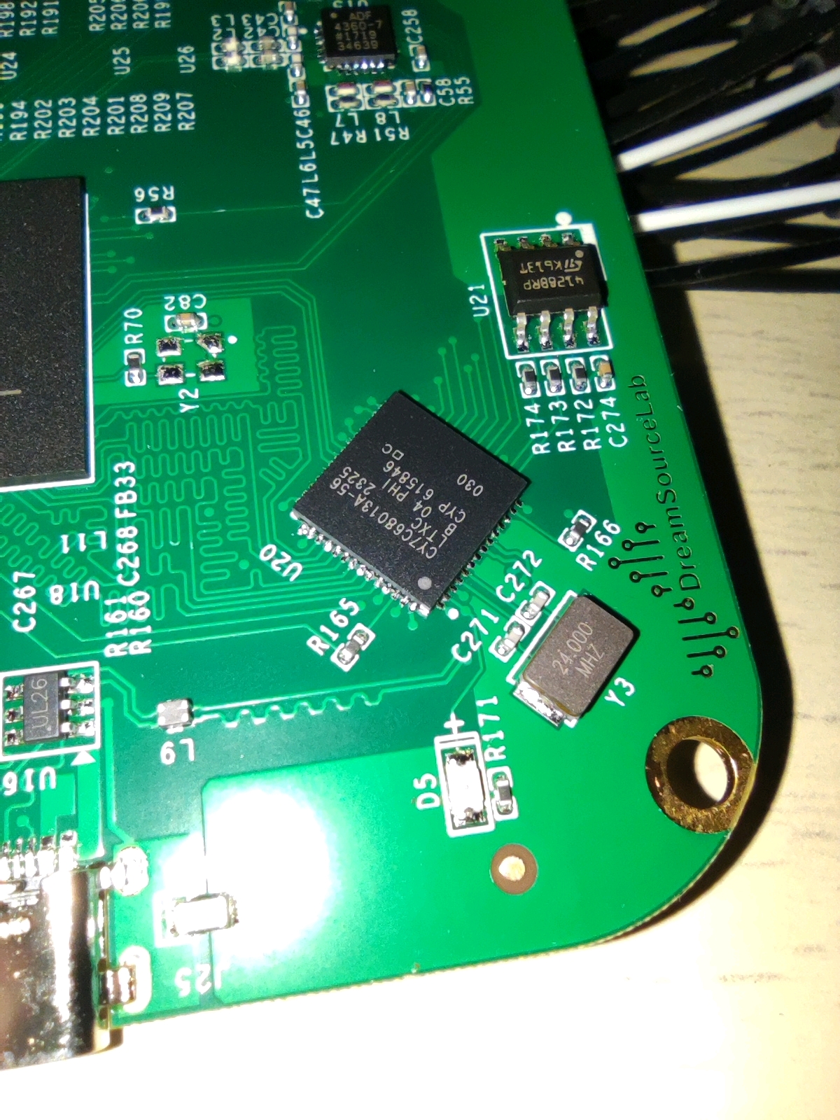 DSLogic U2Pro16 和 DSLogic U2Basic 拆开对比照片 - 哔哩哔哩