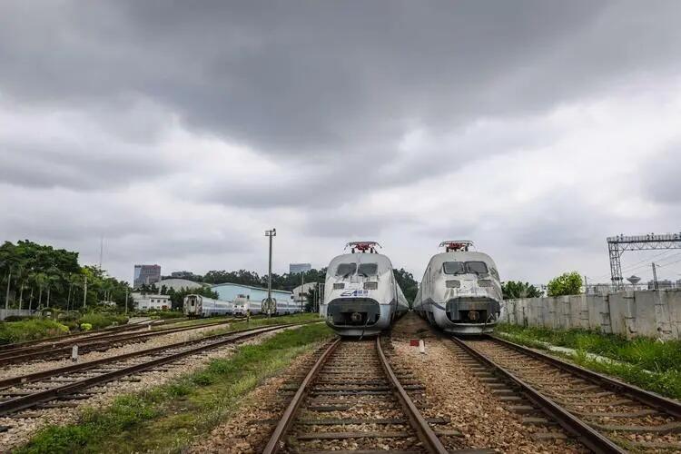 【科普】广深之箭-中国铁道部｜株洲电力机车厂｜长春客车厂｜蓝箭（DJJ1）号动车组 - 哔哩哔哩