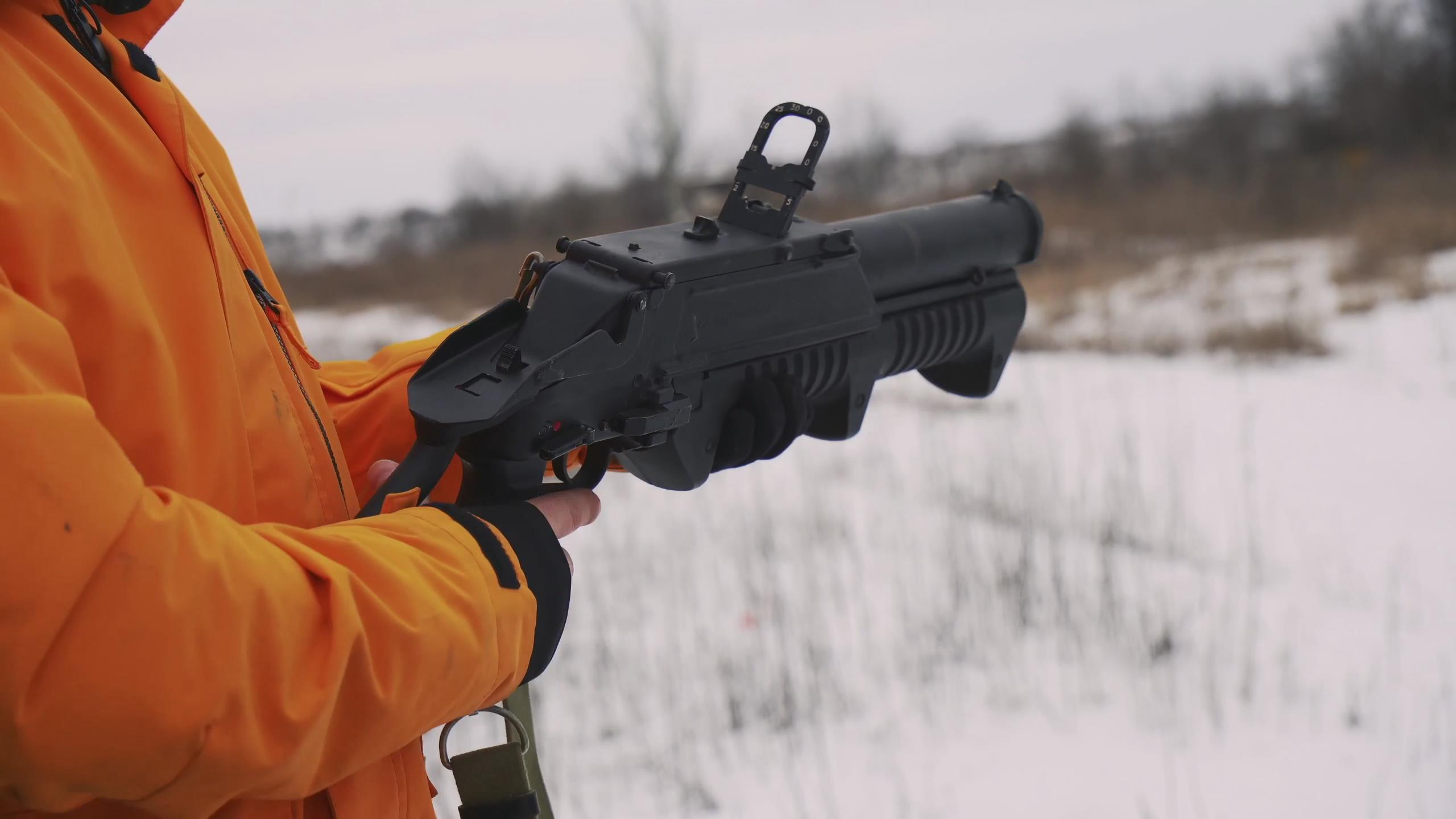 俄罗斯GM-94泵动式榴弹发射器，详细测试请看主页视频，附指挥官身份简介 - 哔哩哔哩
