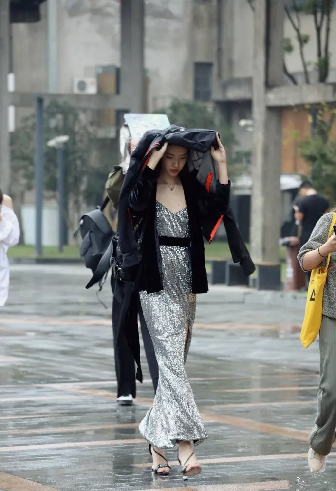 街拍：女生高跟鞋搭配连衣裙，优雅中散发迷人的气息 哔哩哔哩