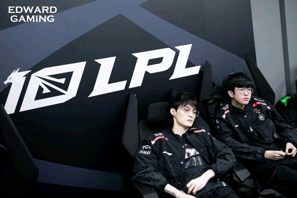 LOL: EDG冒泡赛名额稳了，三条路供EDG选，Uzi直言是最后的机会 - 哔哩哔哩