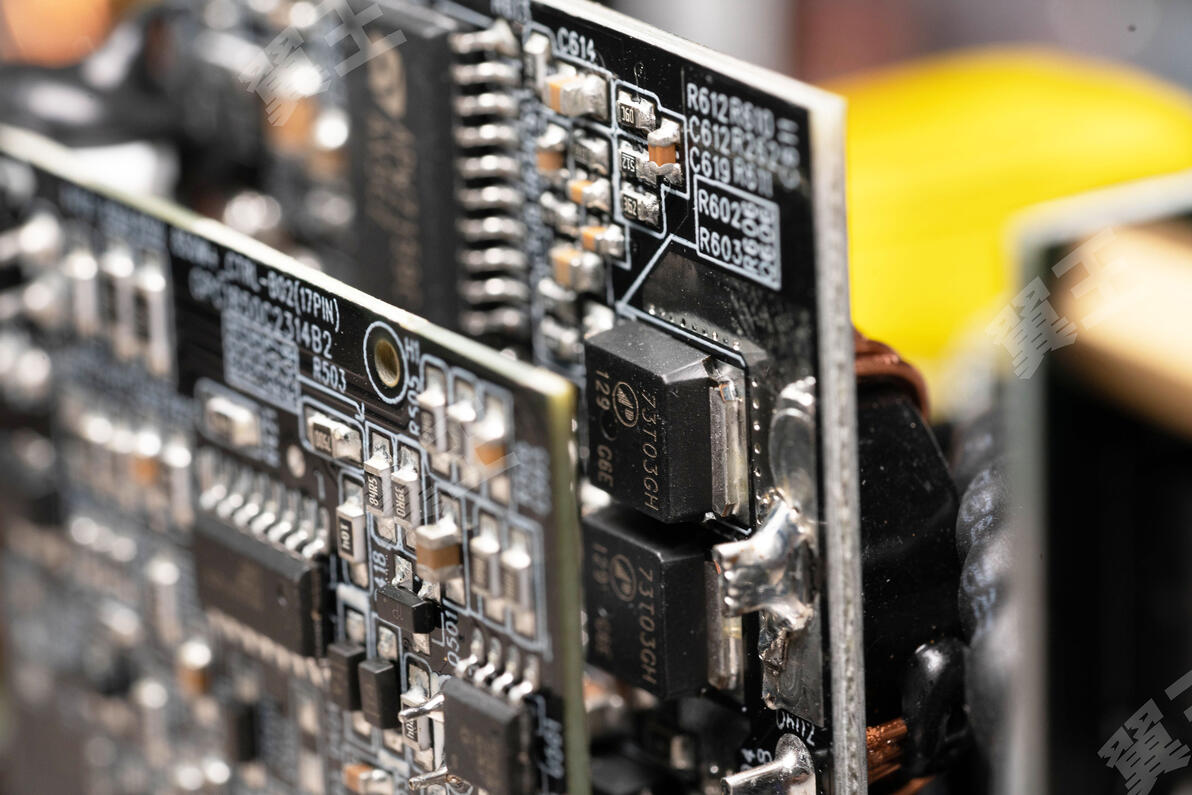 做工用料都挺好，就是性能不达标，艾湃电竞GTR-850M拆解评测 - 哔哩哔哩