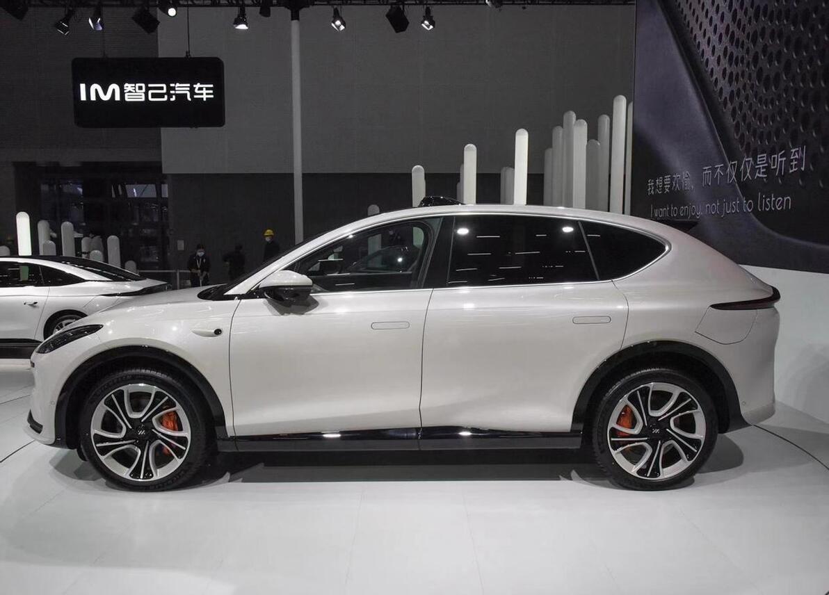 外观神似马丁DBX，内饰“黑科技”集一身的智己LS7，看不看好？ - 哔哩哔哩