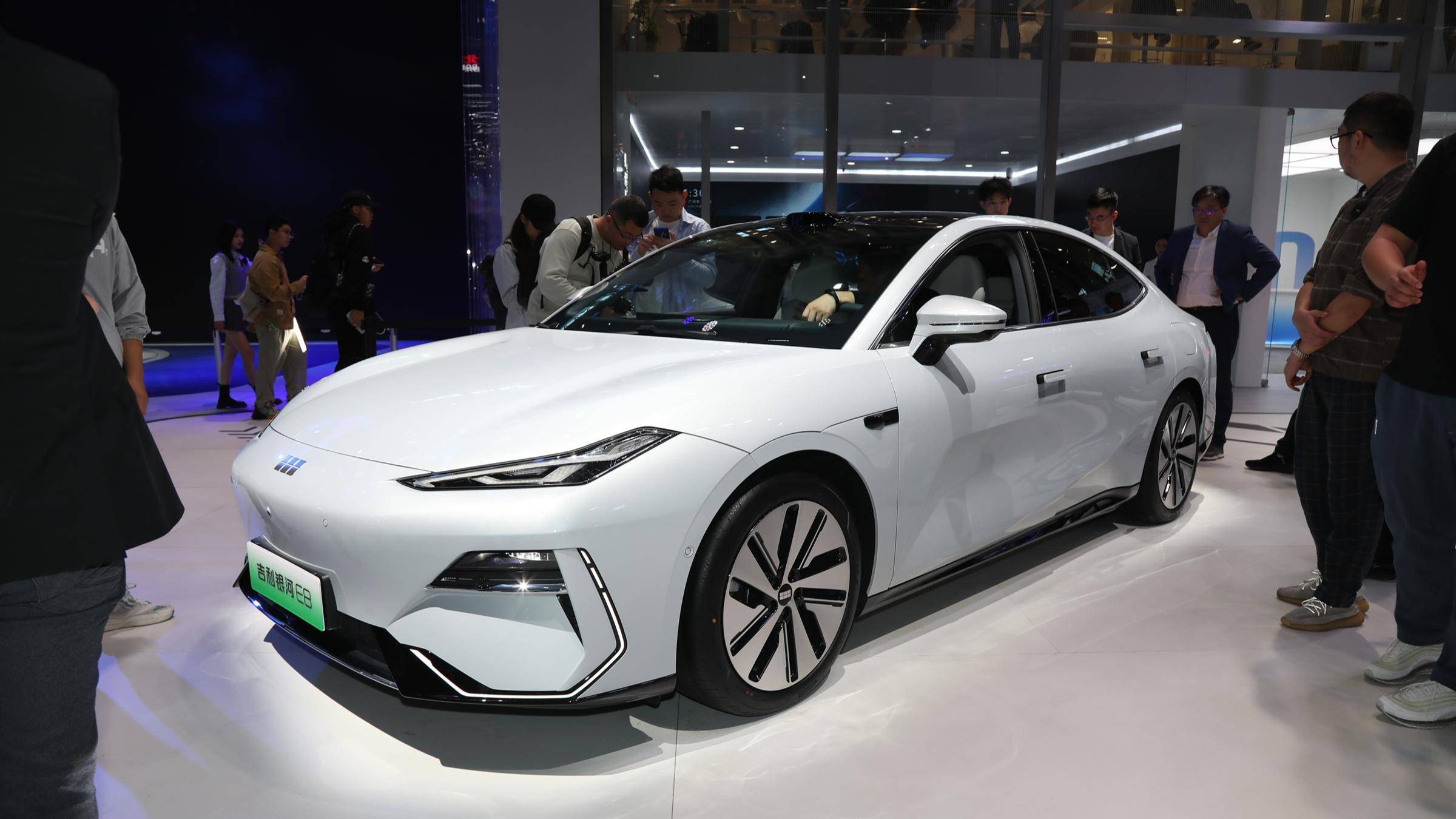 17.58万起，吉利银河E8标配139项功能，实力不输汉EV - 哔哩哔哩