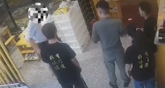 男子被邀进店避雨却趁机搂抱女店员，像东郭先生和狼，郝建和大妈 哔哩哔哩 
