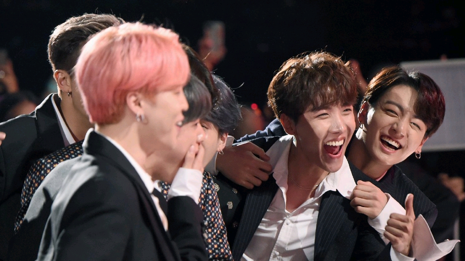 《女扮男装》C25 礼物 (防弹少年团/BTS/团妻/连载/甜/剧情) - 哔哩哔哩