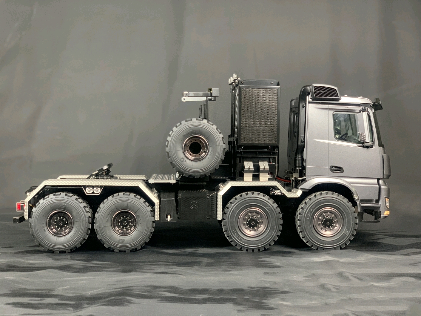 【RC】奔驰Arocs 8×8 4663达喀尔救援拖车 - 哔哩哔哩