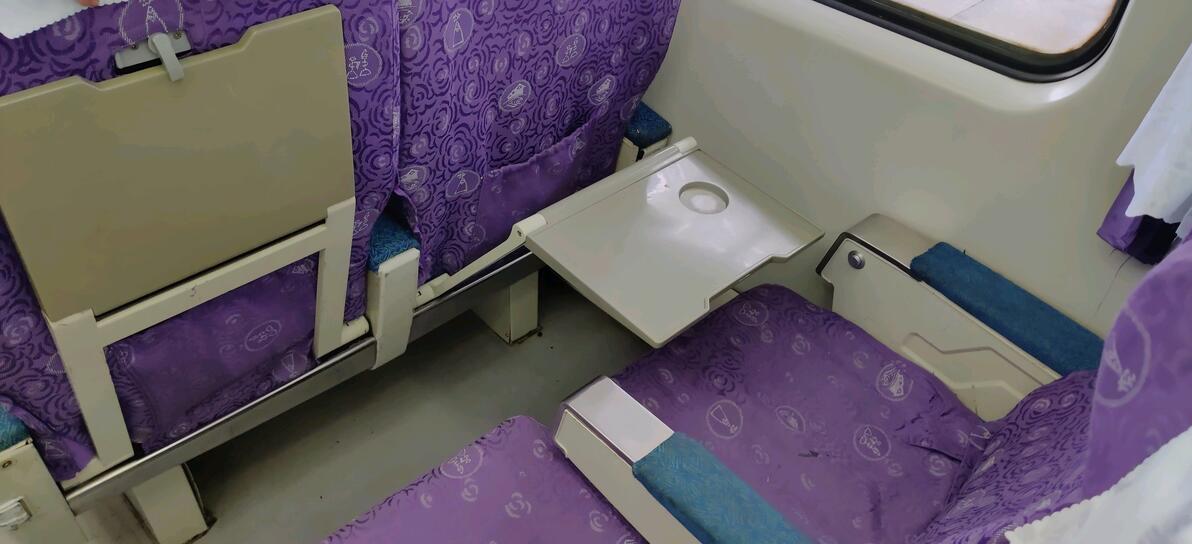 原来有那么多老车可以碾压绿巨人？技术更新？服务降低？国铁25型软座退化史！ - 哔哩哔哩