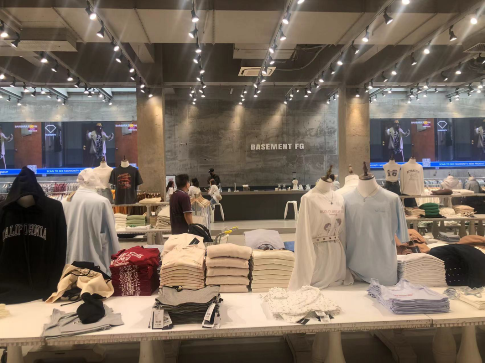探访Basement FG：主打均码服装、每天保持上新，现场提袋率约90% - 哔哩哔哩