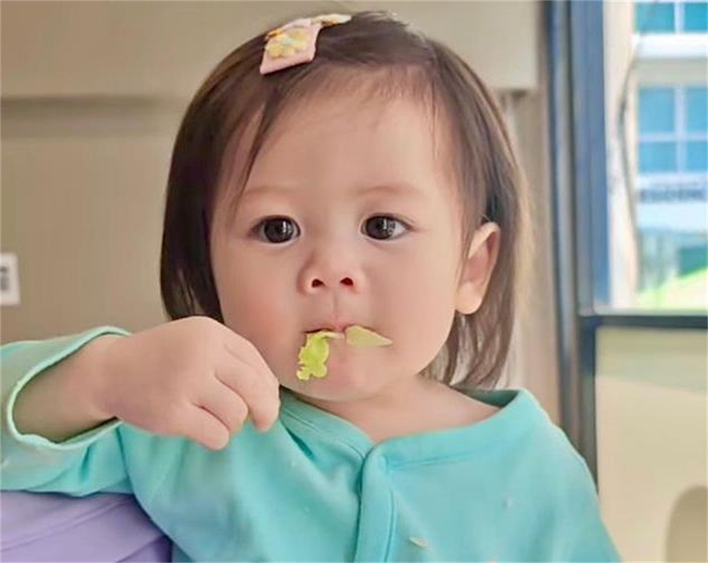 泰娱时尚女王Chompoo为爱女庆生，一家五口穿亲子装，温馨有爱 - 哔哩哔哩