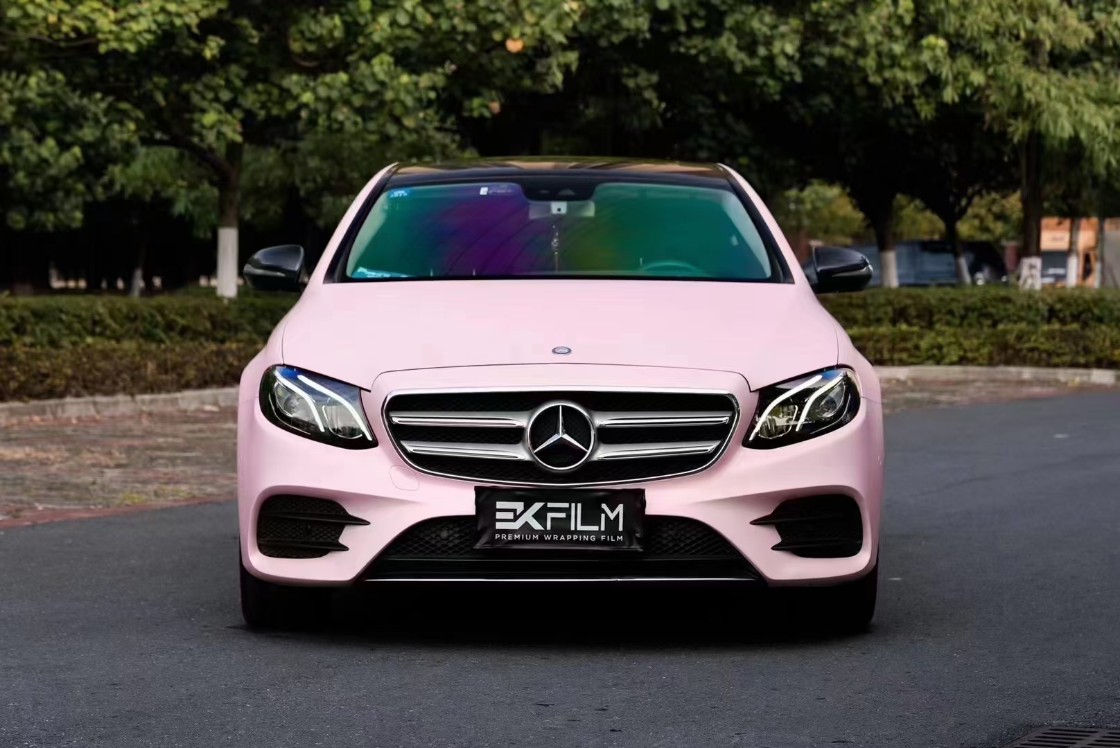 奔驰E-EKFILM改色膜洛丽塔粉，柔嫩清新的颜色 - 哔哩哔哩