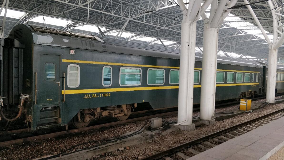 原来有那么多老车可以碾压绿巨人？技术更新？服务降低？国铁25型软座退化史！ - 哔哩哔哩