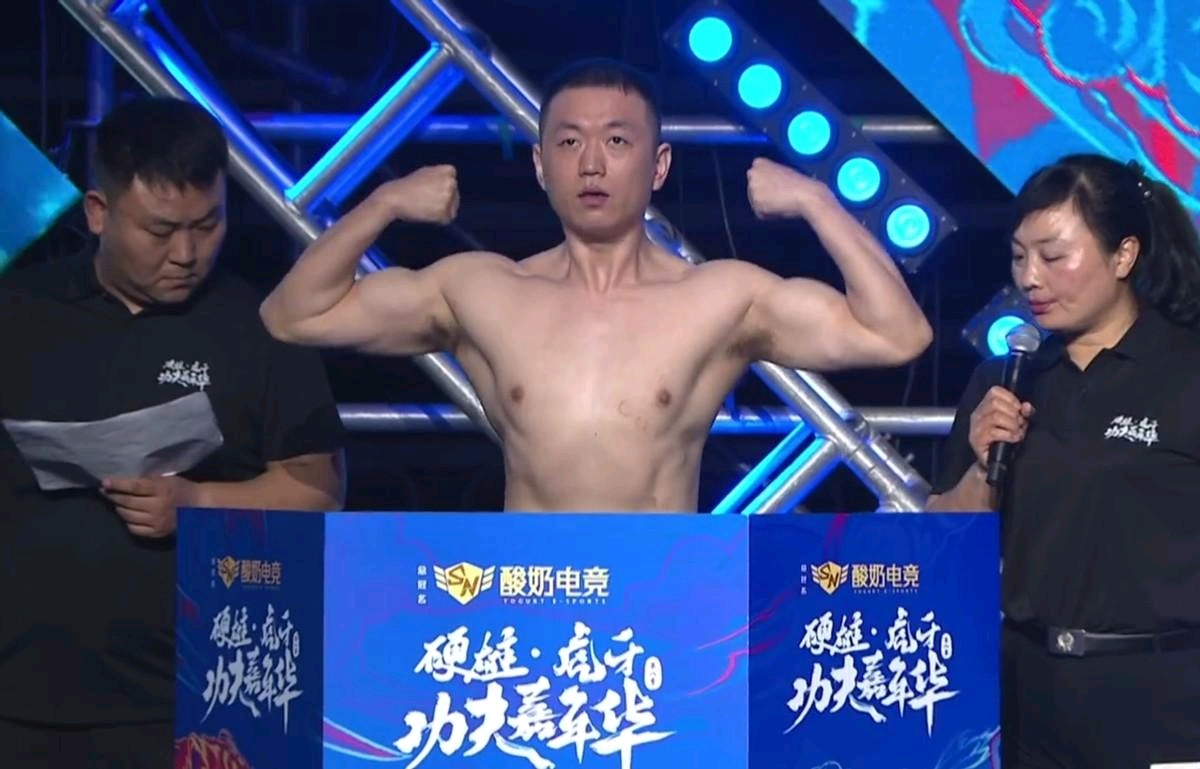 嘉年华药水哥蓄力发动猛攻，giao左脸被打肿，鼻孔冒血，药酱获得胜利！ 哔哩哔哩