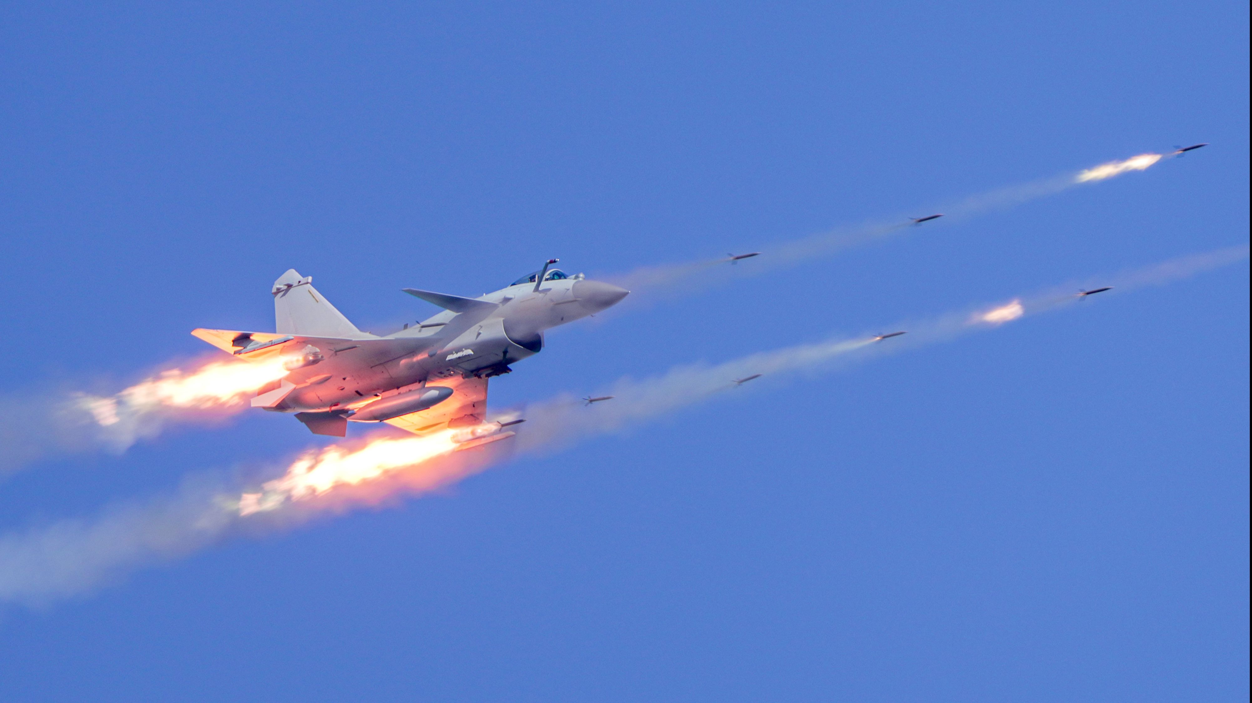 J-10 fighters takeoff for live-fire training（歼10凌月） - 哔哩哔哩