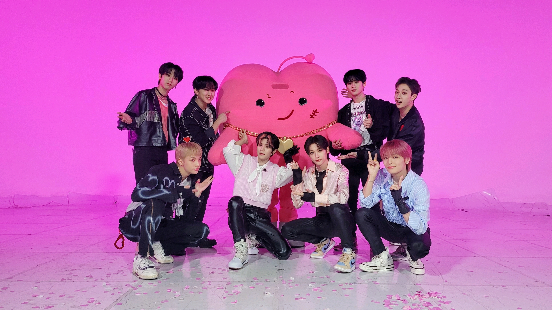 【Stray Kids】新专辑初动销量216万张，K-POP专辑历代第四高！ - 哔哩哔哩