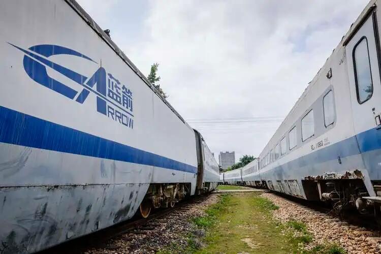 【科普】广深之箭-中国铁道部｜株洲电力机车厂｜长春客车厂｜蓝箭（DJJ1）号动车组 - 哔哩哔哩