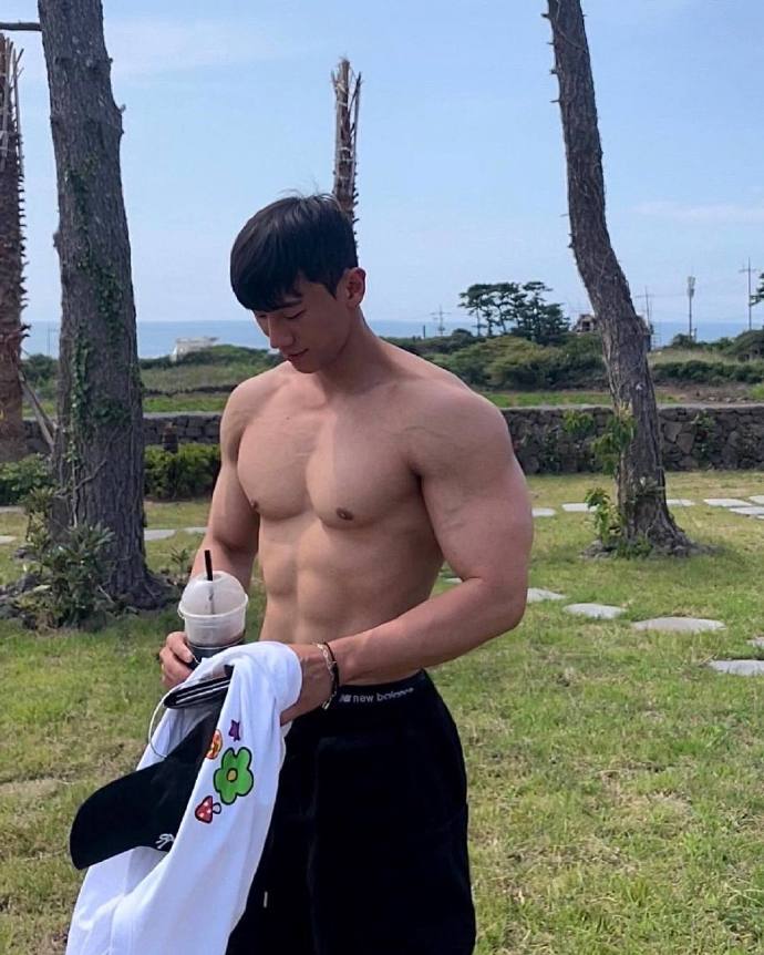 有你喜欢的腹肌吗?小哥哥们腹肌走一波 哔哩哔哩