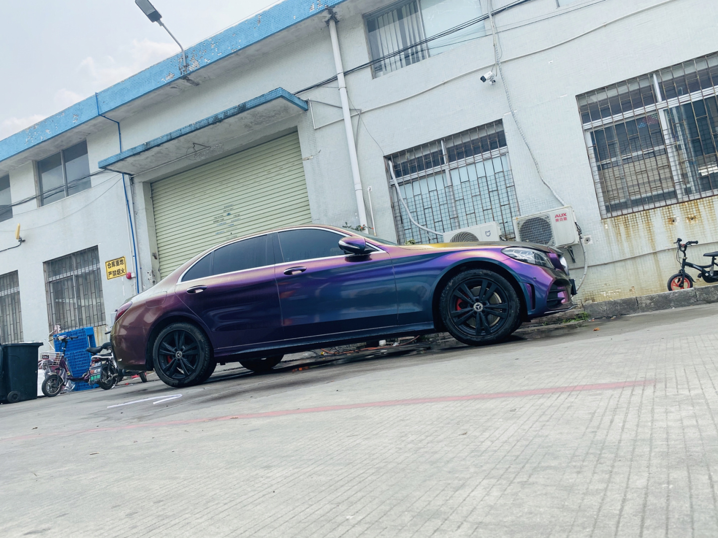 奔驰C200L卡慕斯改色膜流光魅影，变换的色彩 - 哔哩哔哩