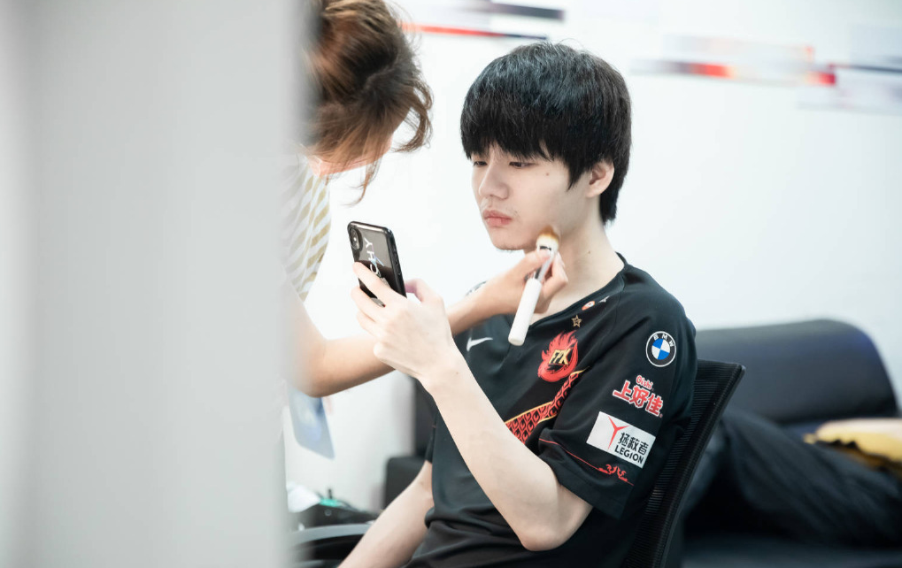 FPX首局爆冷击败RNG，Lwx卢锡安主宰赛场，这就是凌晨战神？ - 哔哩哔哩