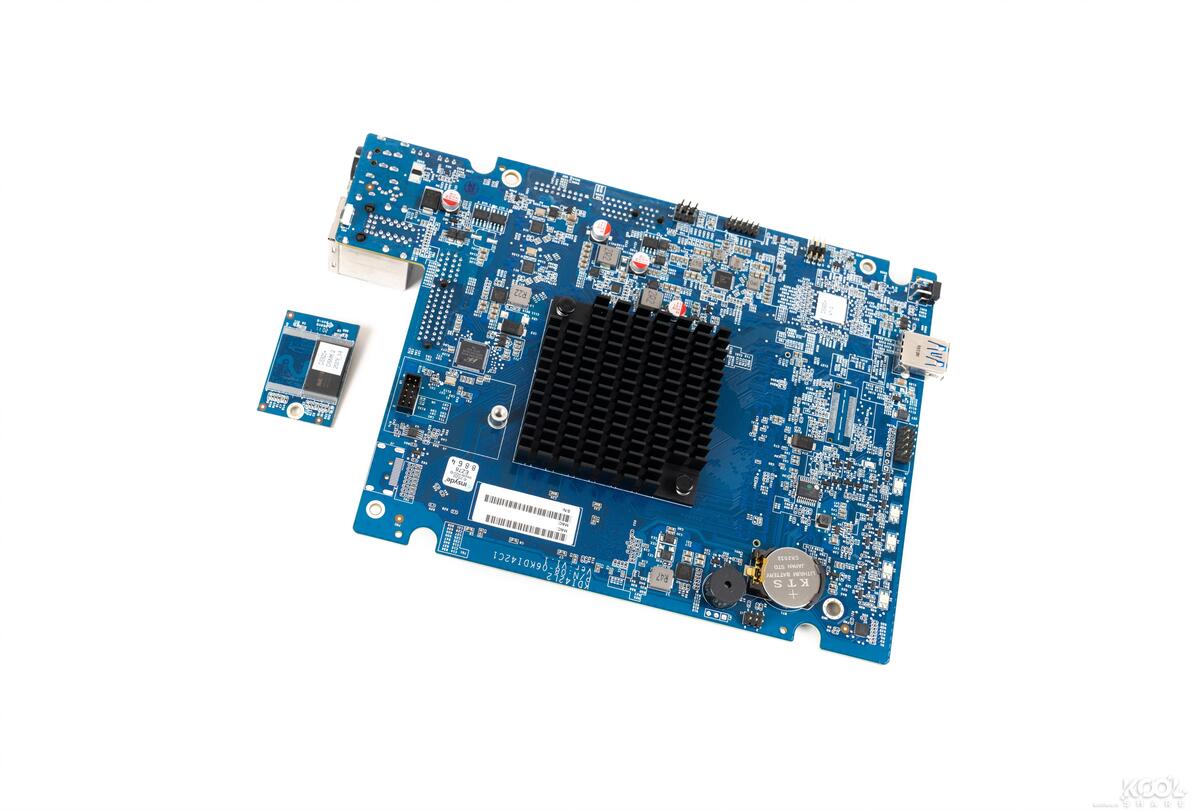 Synology 群晖 DS920+ 四盘位NAS开箱拆解评测 - 哔哩哔哩