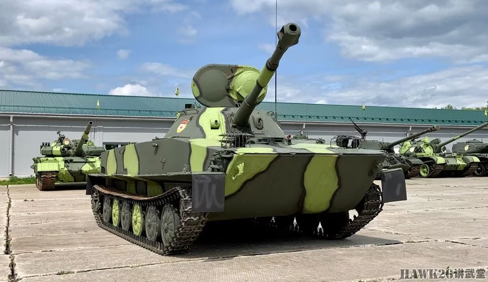 钻进PT-76B水陆坦克 苏联时代的特殊型号 到处都散发着古典气息 - 哔哩哔哩