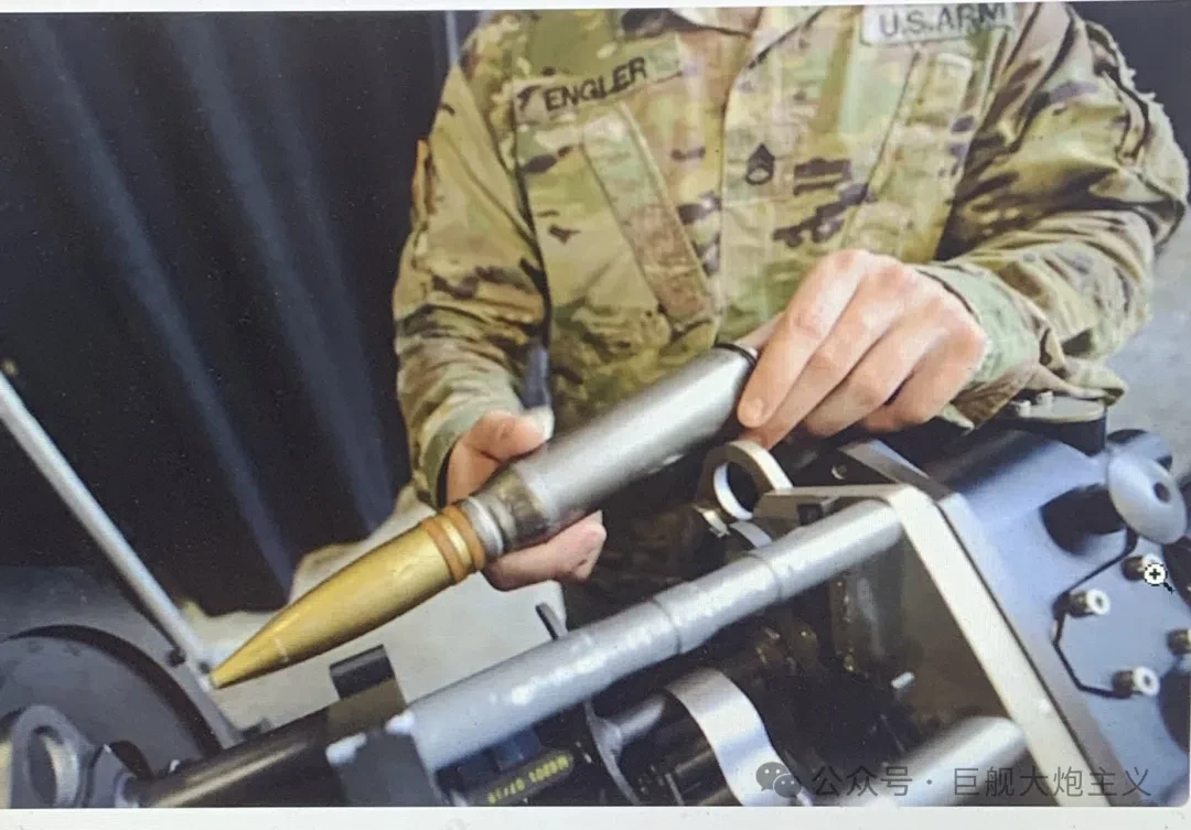 美国海军陆战队即将装备新的轮式两栖战车，配备30毫米MK44蝮蛇II链式机炮 - 哔哩哔哩