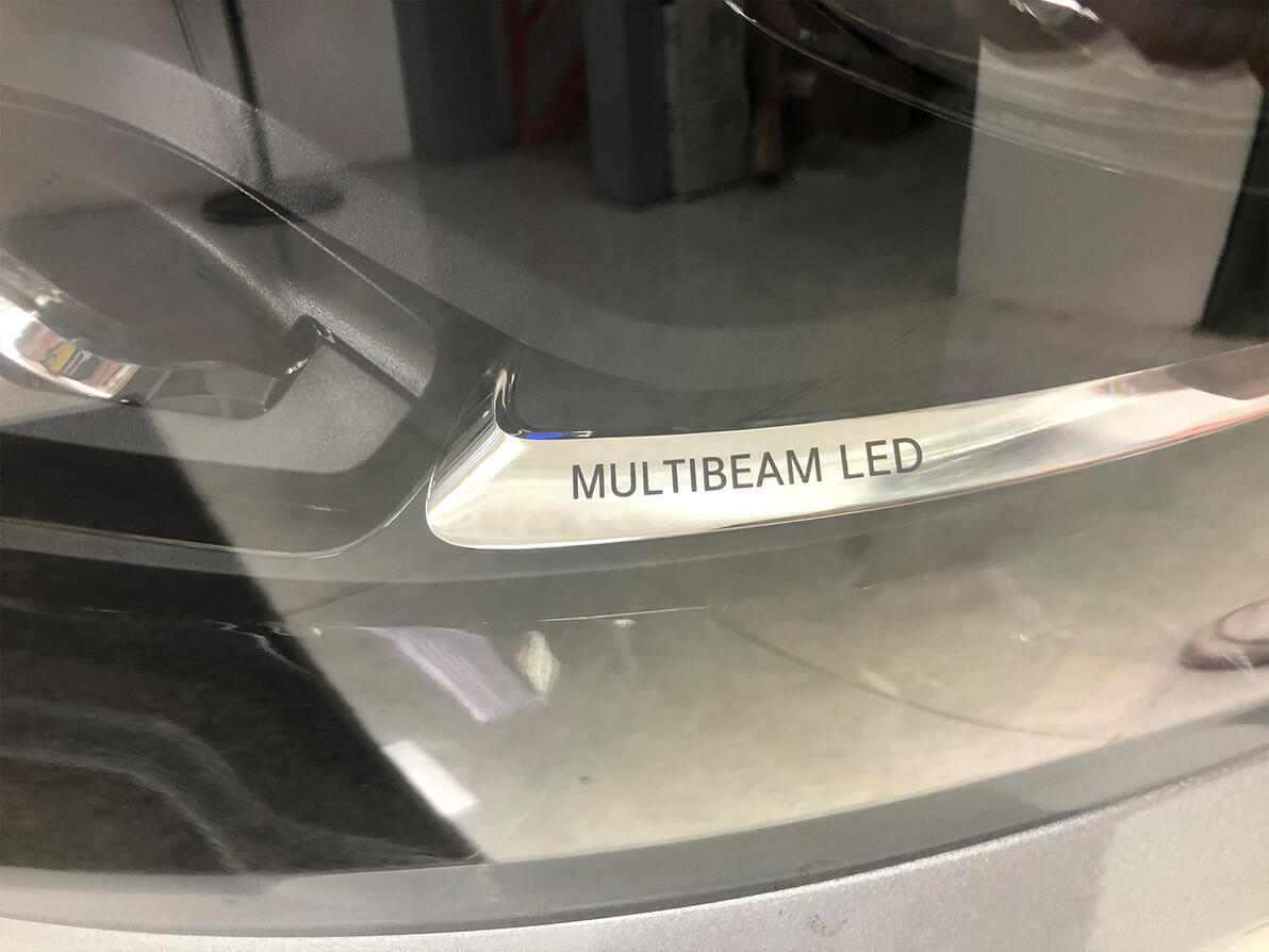 21款-23款奔驰E300L改装原厂几何多光束大灯，两个透镜的照明效果 - 哔哩哔哩