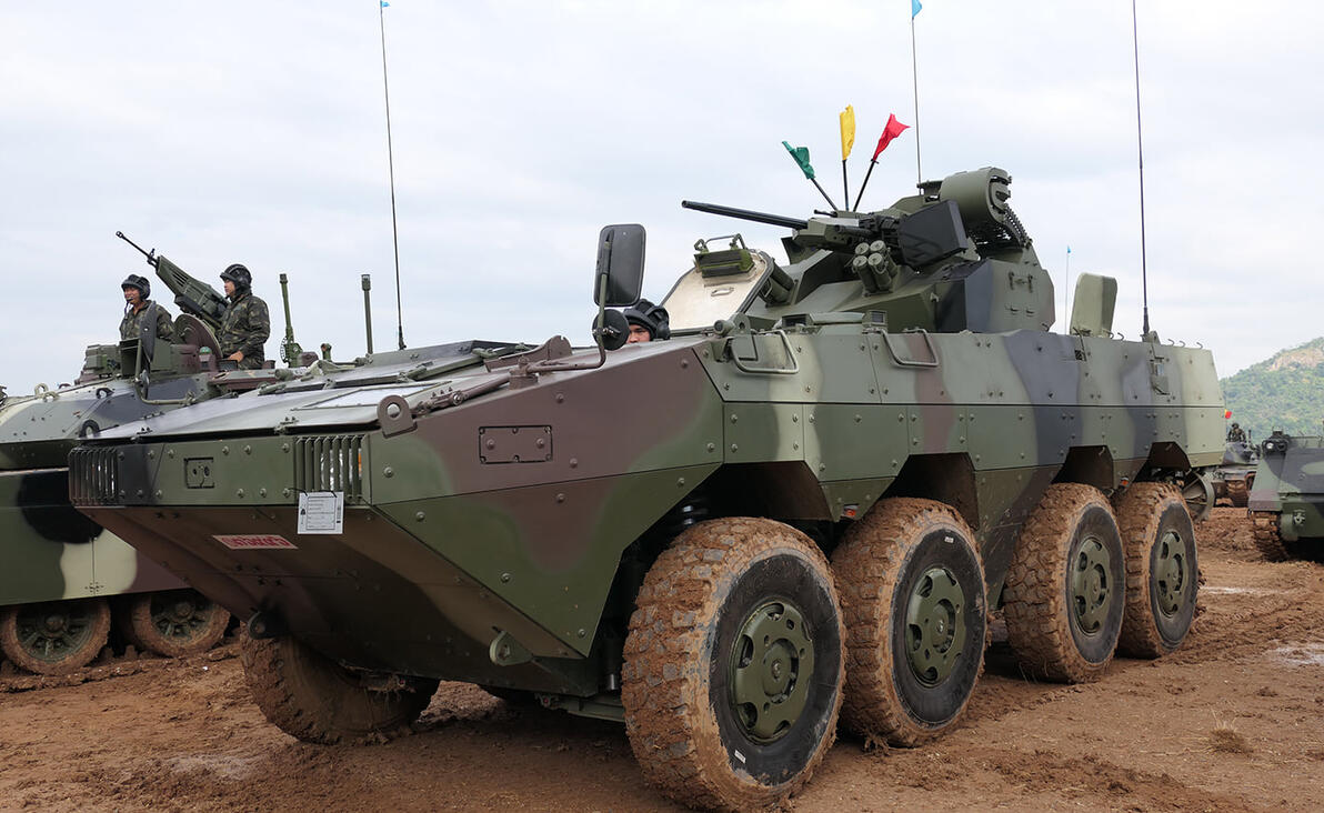 泰国VN1C轮式步兵战车亮相训练场，配备豪华遥控武器站 - 哔哩哔哩