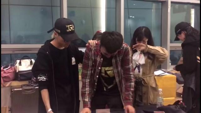 RNG败走S8，UZI赛前吃鸡记录遭曝光，网友恶搞：没准是为了练女警 - 哔哩哔哩