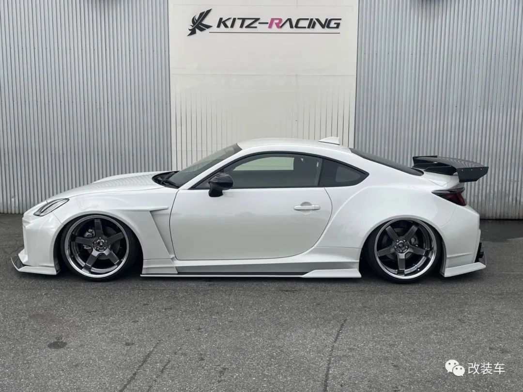 KUHL Racing改装宽体GR86/BRZ，风格神似2000年初的《极品飞车》 - 哔哩哔哩