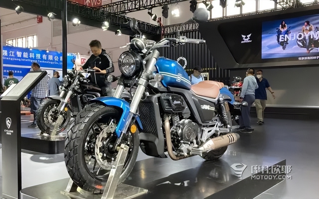 国产中排量巡航三剑客该怎么选？金吉拉450、豪爵TR300、赛科龙RA401横评 - 哔哩哔哩