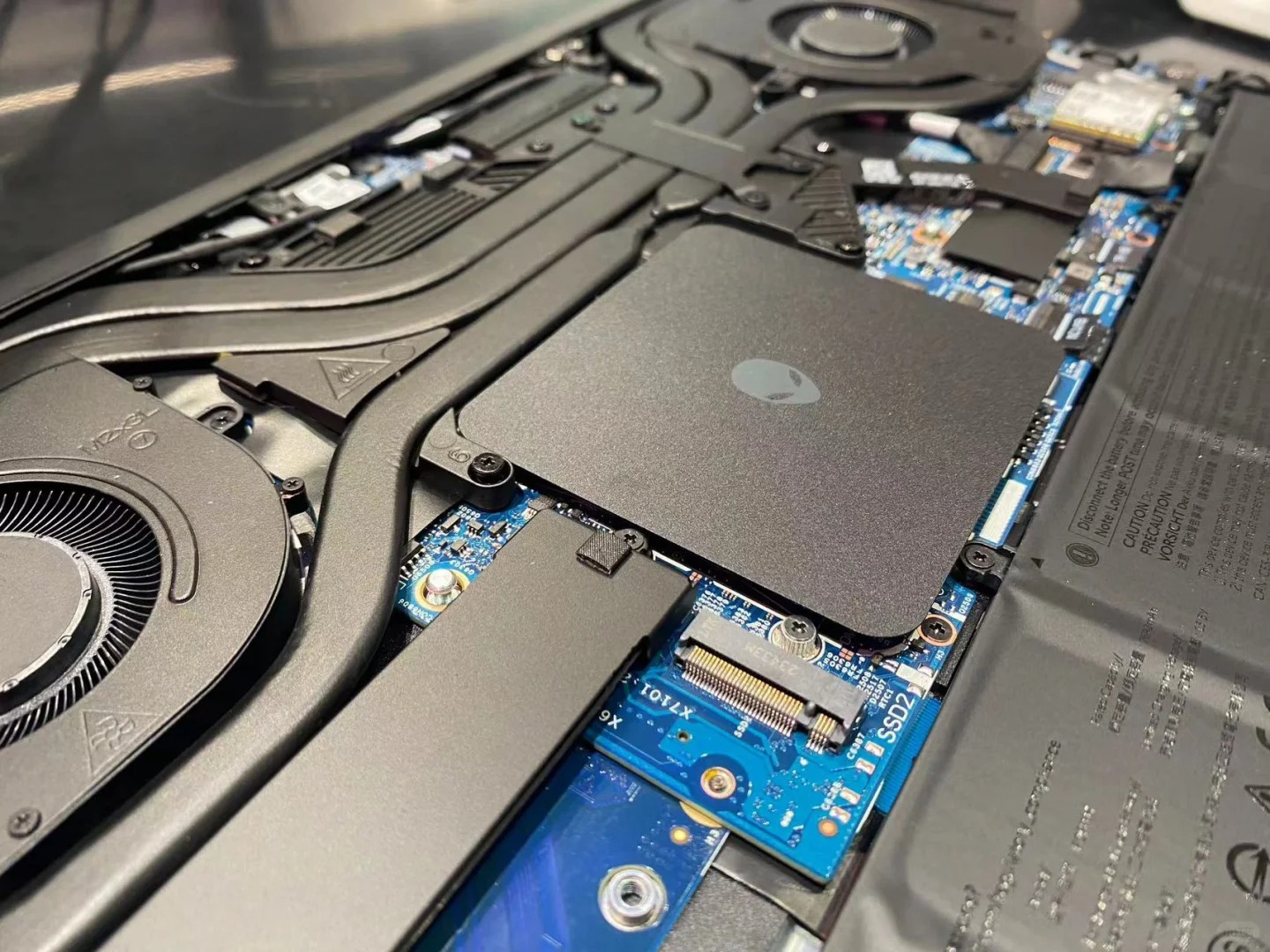 外星人M16 r2 拆机来啦！！！！ - 哔哩哔哩