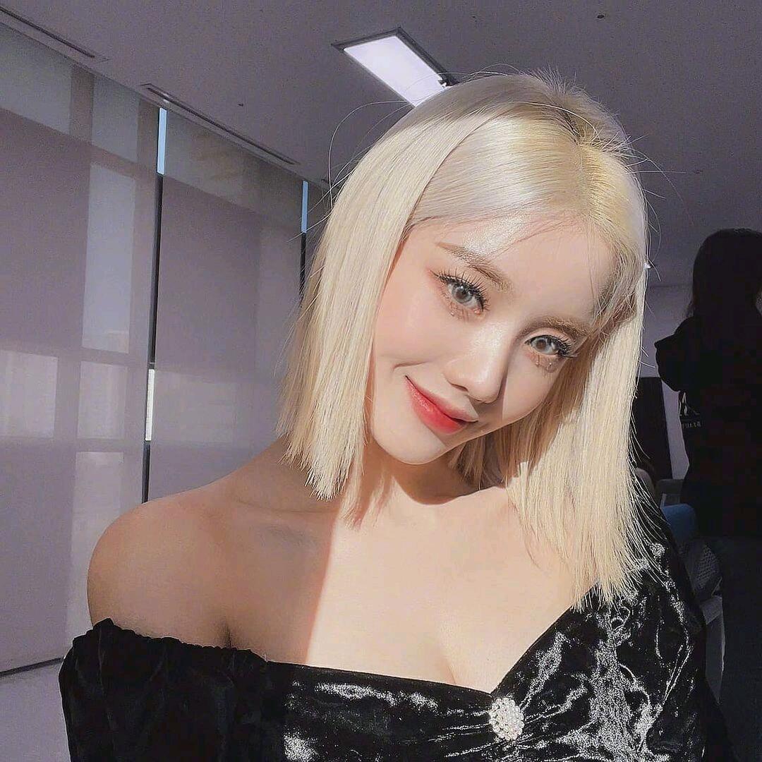 IZONE成员权恩妃ins近日更新 - 哔哩哔哩