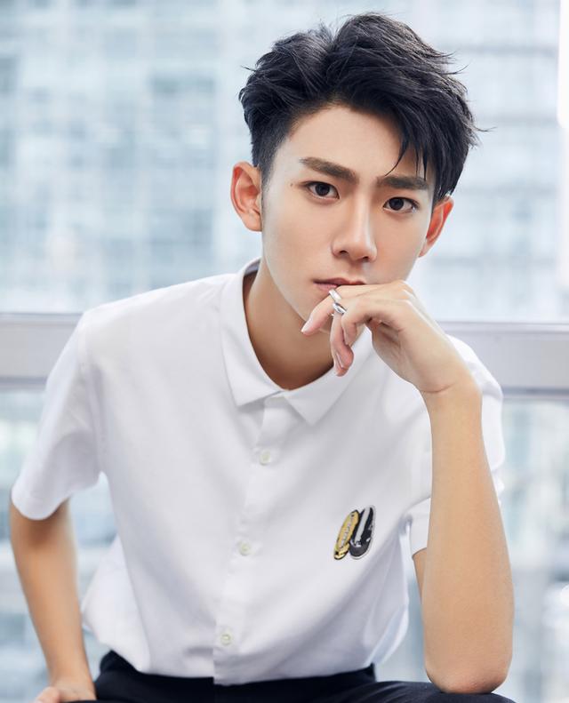 除了“两边铲光,中间留长”,男生还可以剪这几款发型,提升帅气 哔哩哔哩