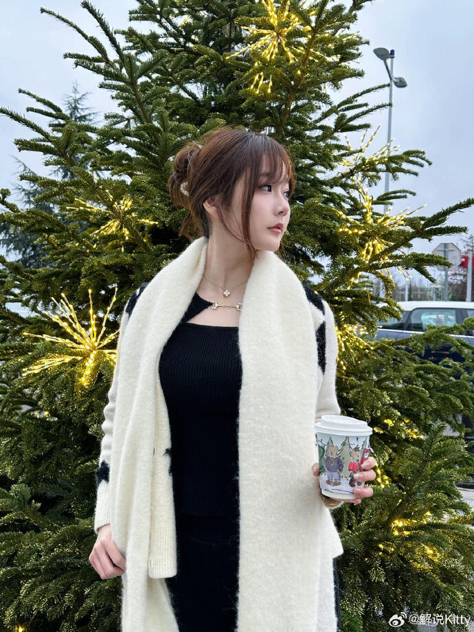 人均福尔摩斯？网友爆料：美女解说Kitty和G2下路HansSama疑似在一起了？ - 哔哩哔哩