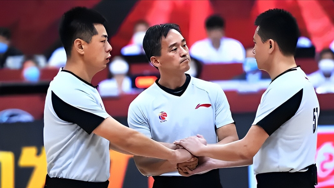 头一回！CBA裁判被国内篮球名宿表扬，马健称比NBA更人性化 - 哔哩哔哩