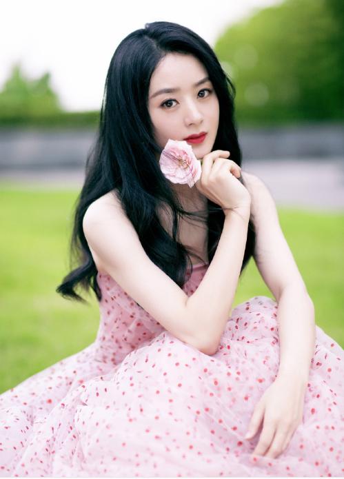 赵丽颖认真打扮起来真惊艳,一头卷发穿粉色波点裙,少女感爆棚了 哔哩哔哩
